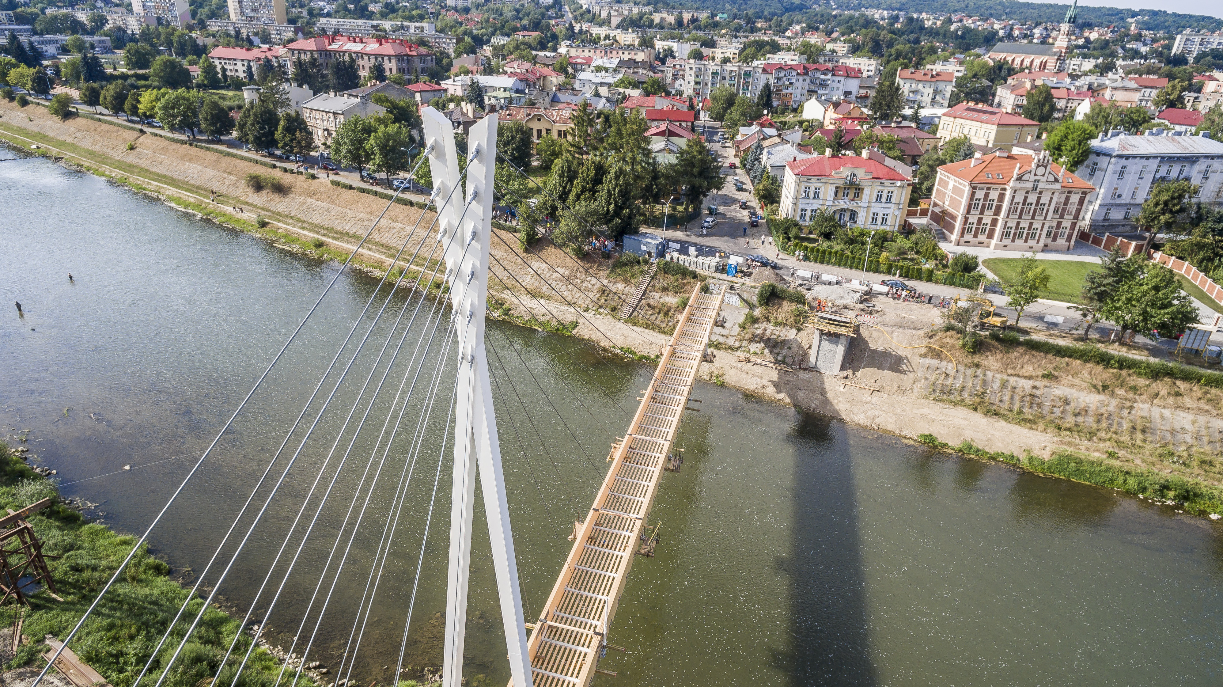 A pedestrian & cyclist bridge over the San river | www.skanska.pl